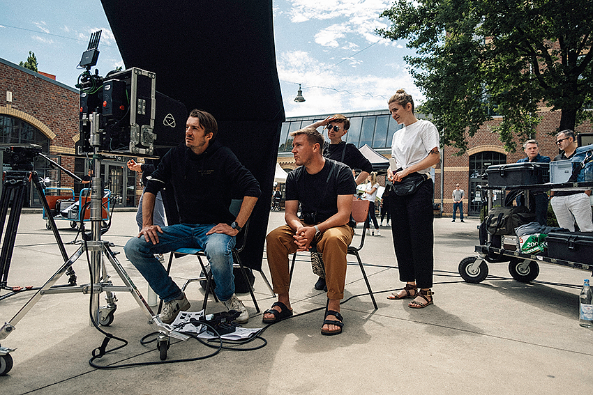 Eyes & Ears of Europe: The Kelly Family bus is back on RTLZWEI – A ...