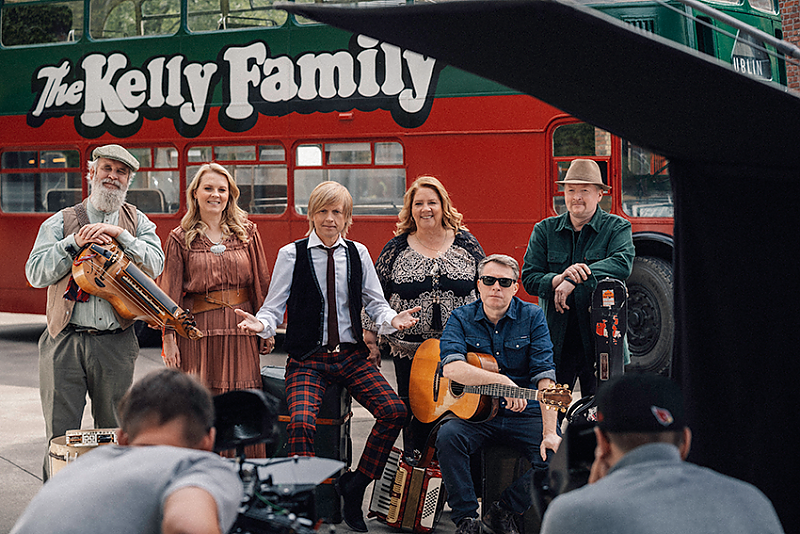 Eyes & Ears of Europe: The Kelly Family bus is back on RTLZWEI – A ...