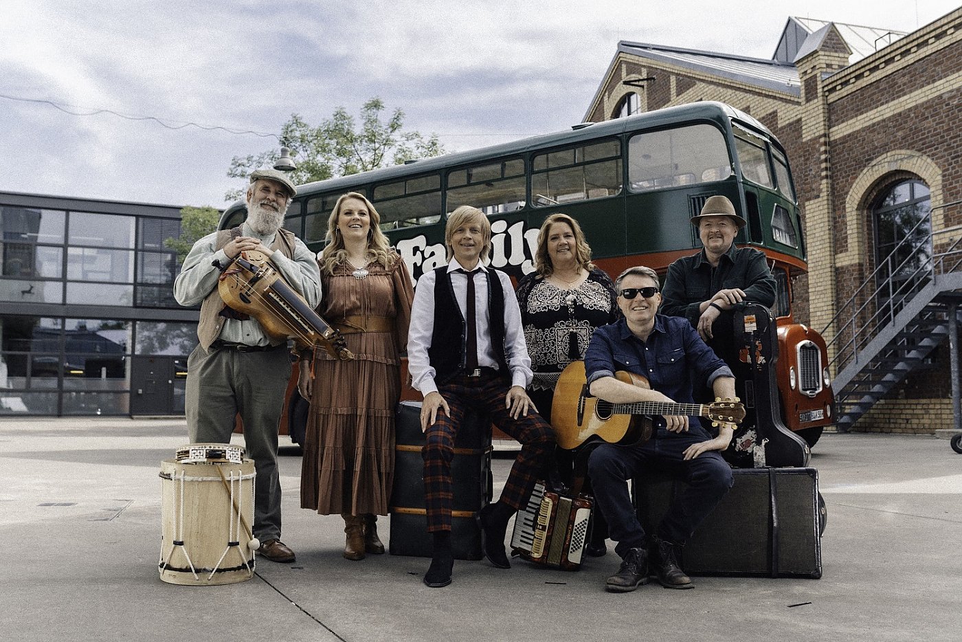 Eyes & Ears of Europe: The Kelly Family bus is back on RTLZWEI – A ...